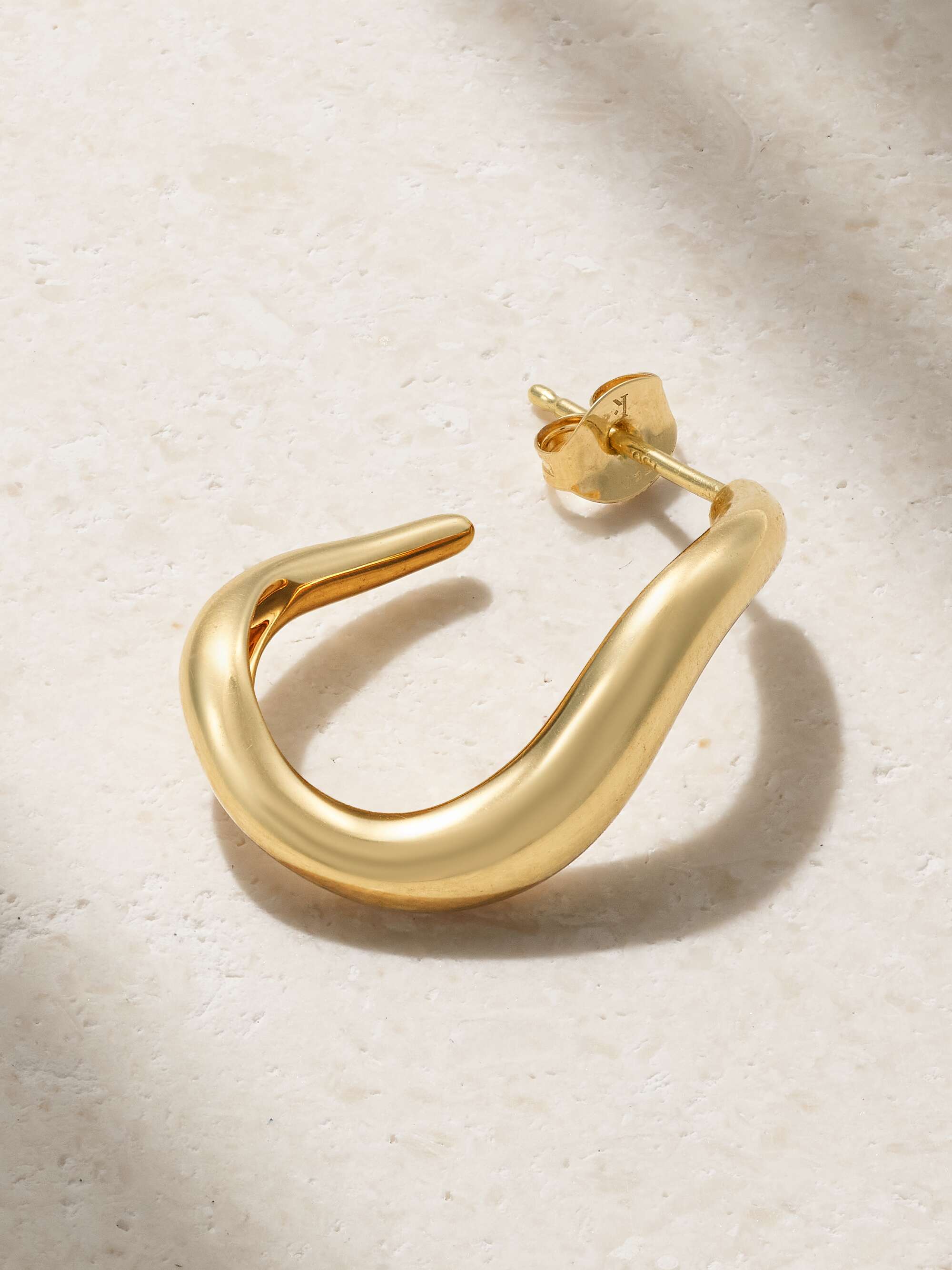 KIMAÏ Wavy 18-karat recycled gold single hoop earring | NET-A-PORTER