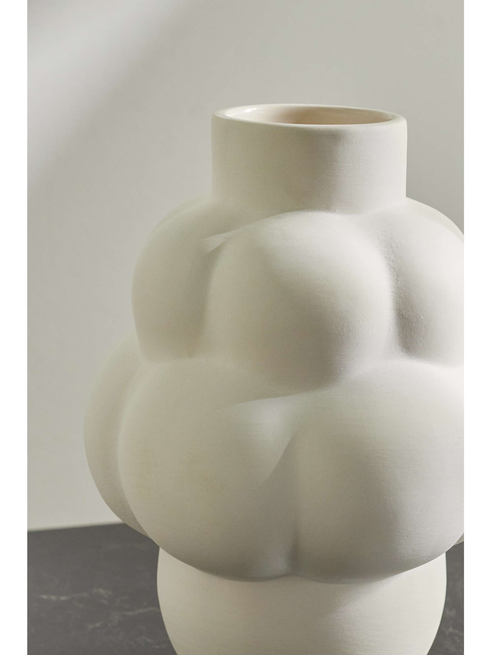 LOUISE ROE Balloon 04 Petit ceramic vase | NET-A-PORTER