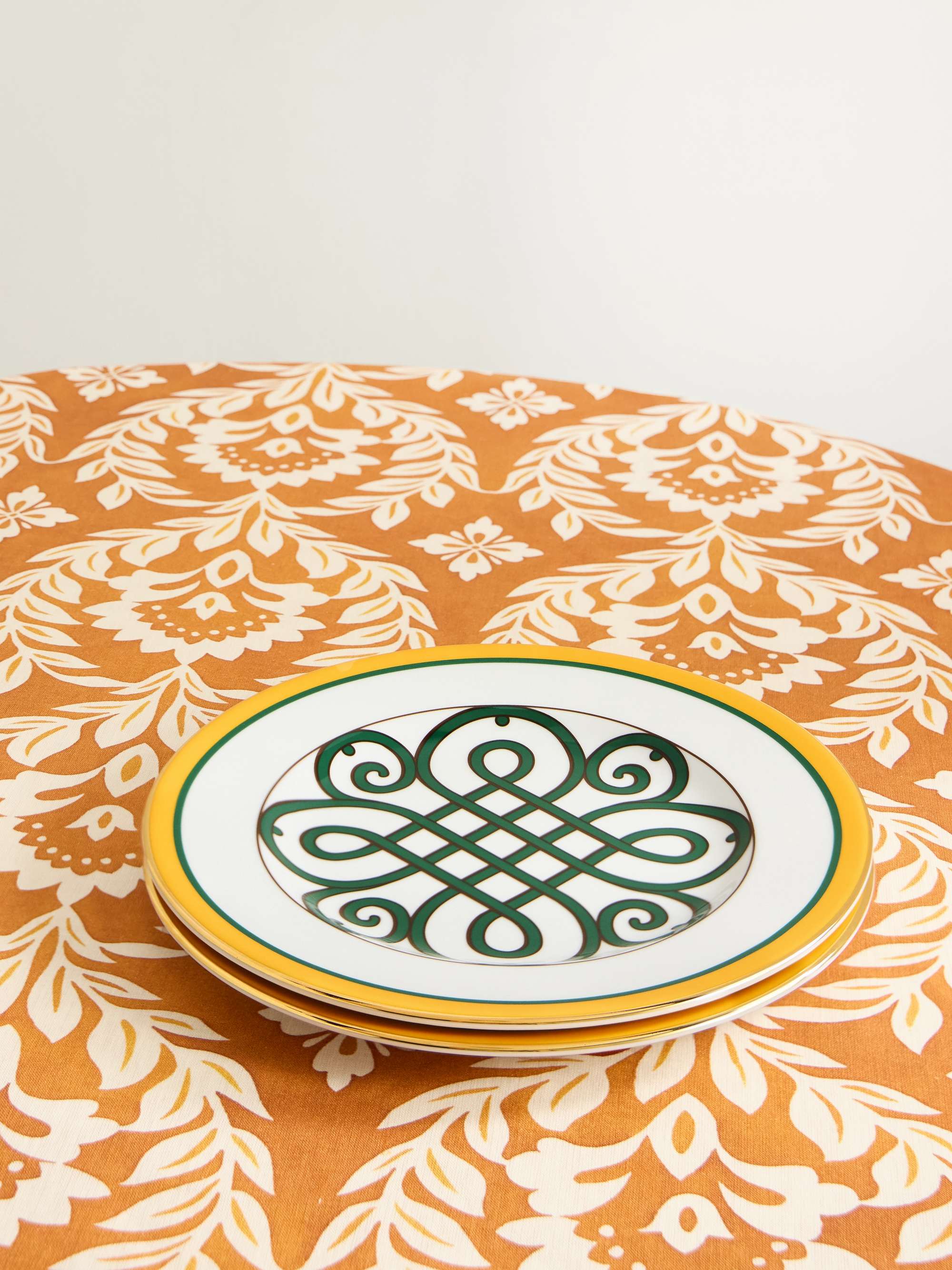 Set de deux assiettes plates en porcelaine peinte et plaquée or LA ...